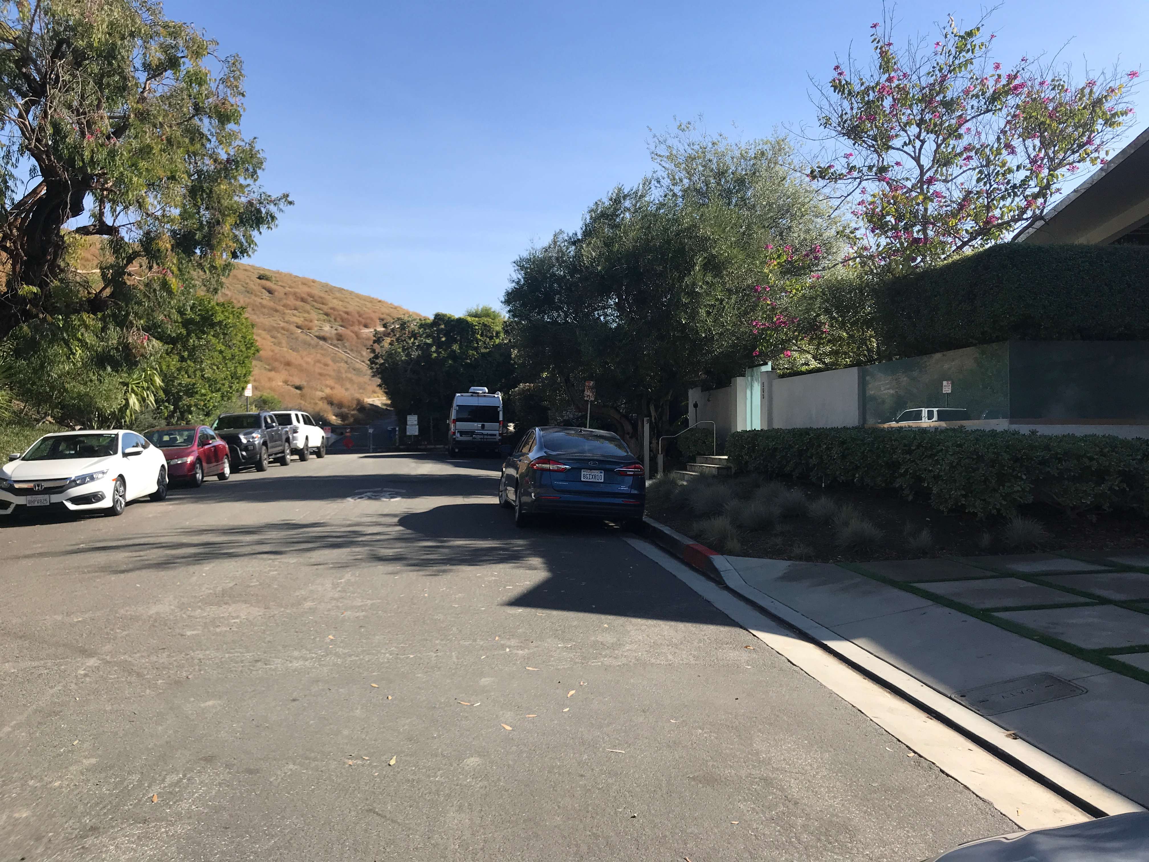 Parking At the end of Dartmoor St, Laguna Beach↗